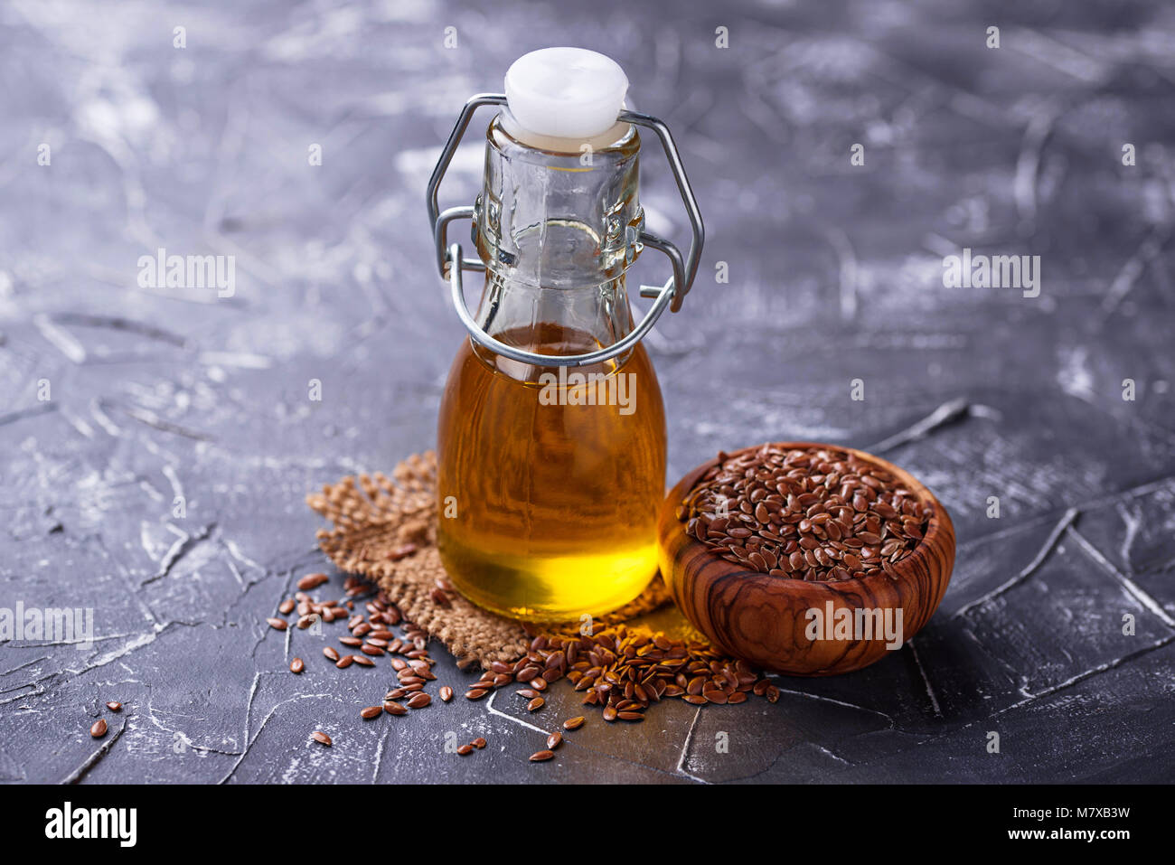 Linseed oil and flax seeds Stock Photo - Alamy