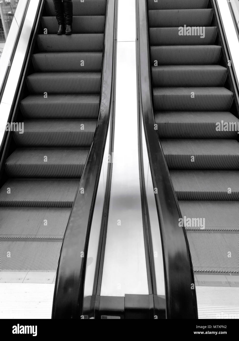 Escalator metro hi-res stock photography and images - Alamy