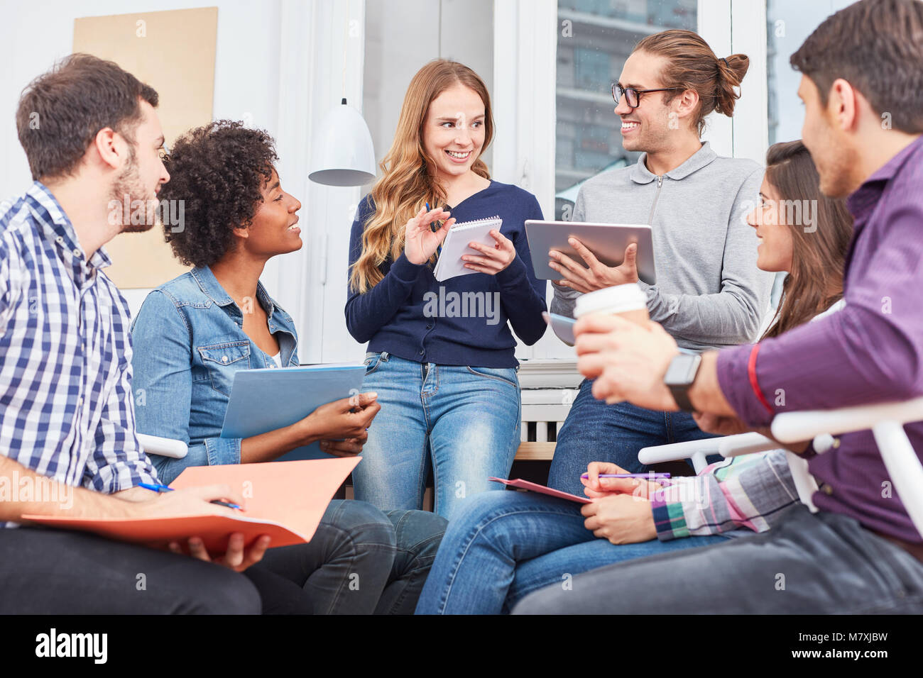 Group discussion hi-res stock photography and images - Alamy