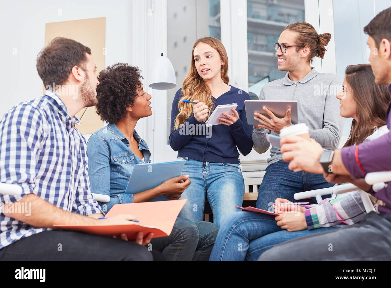 Group discussion students hi-res stock photography and images - Alamy