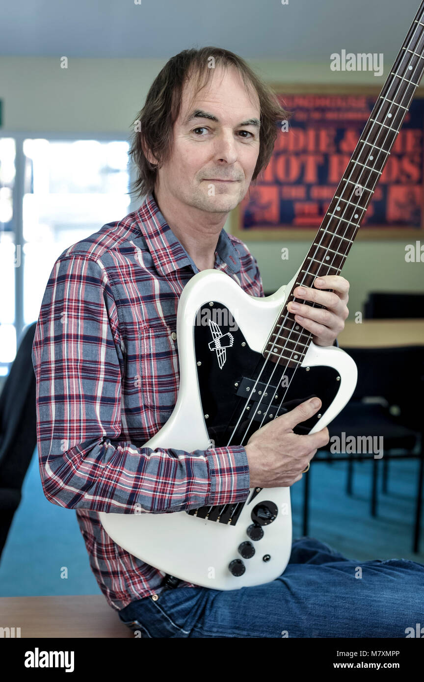 Guitarist Paul Grey(b1957) now suffers from Tinnitus after year of ...