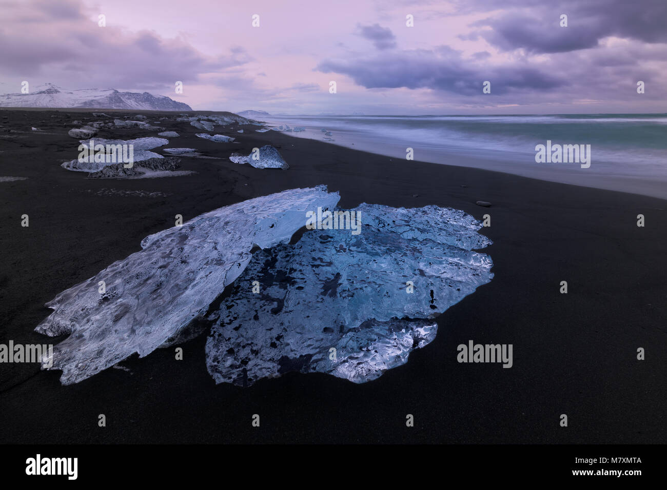 Diamond beach by Jokulsarlon glacial lagoon in southeast Iceland ...