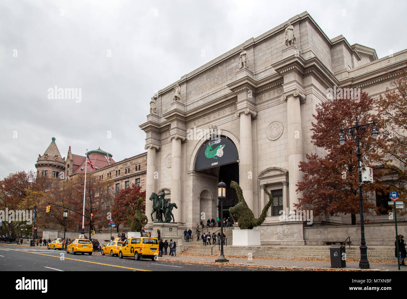 Statue outside museum natural history hi-res stock photography and ...