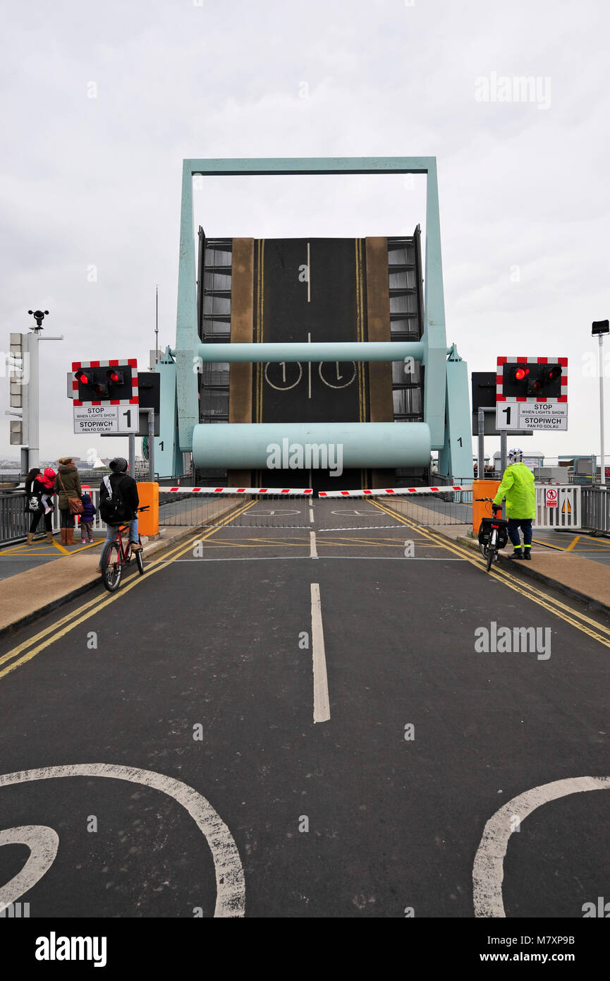 Barrage lift hi-res stock photography and images - Alamy