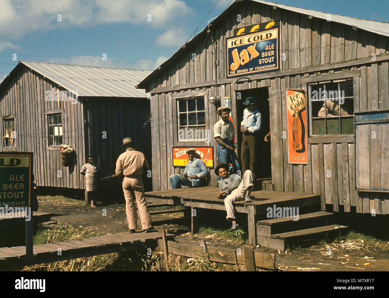 Men in front of rural store hi-res stock photography and images - Alamy
