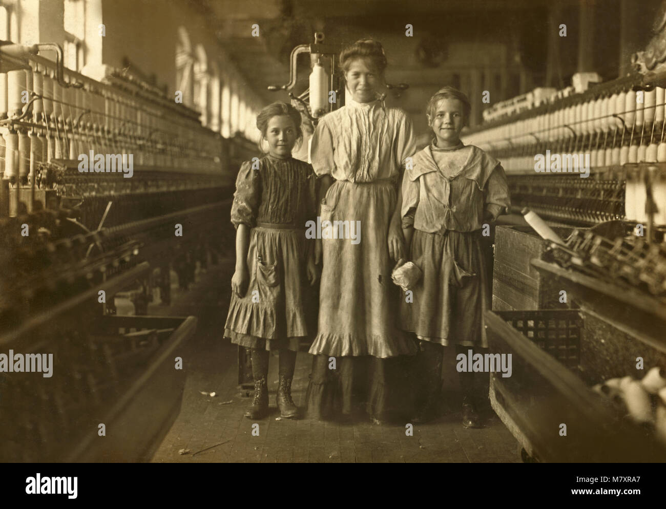 Cotton mill workers 1900s hi-res stock photography and images - Alamy