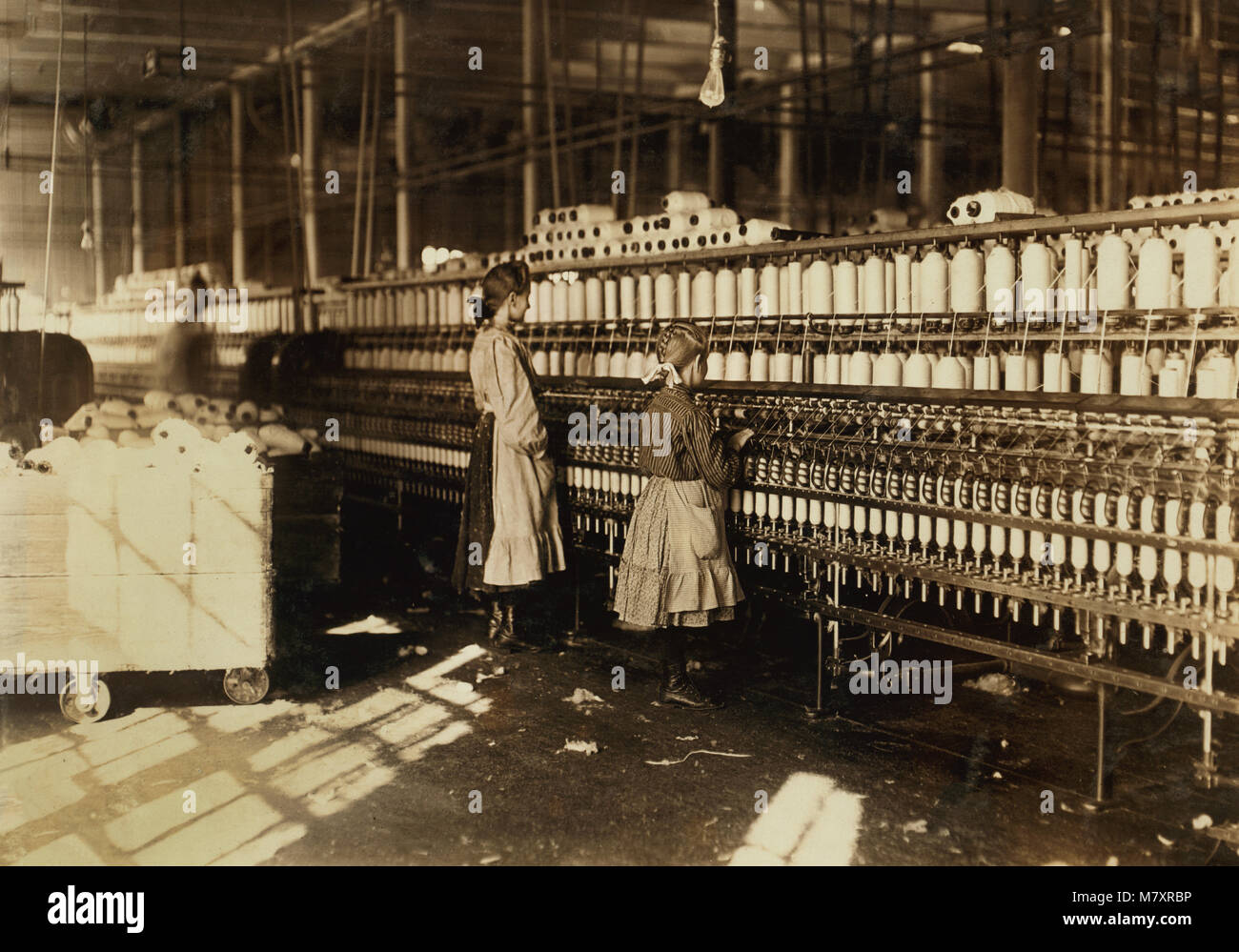 Cotton mill workers 1900s hi-res stock photography and images - Alamy