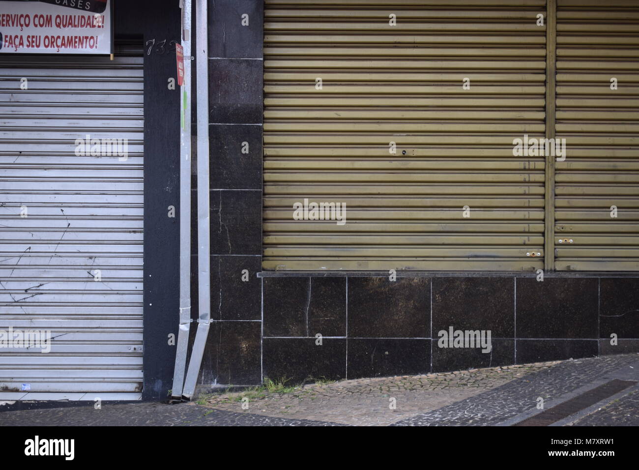 Metal storefront hi-res stock photography and images - Alamy