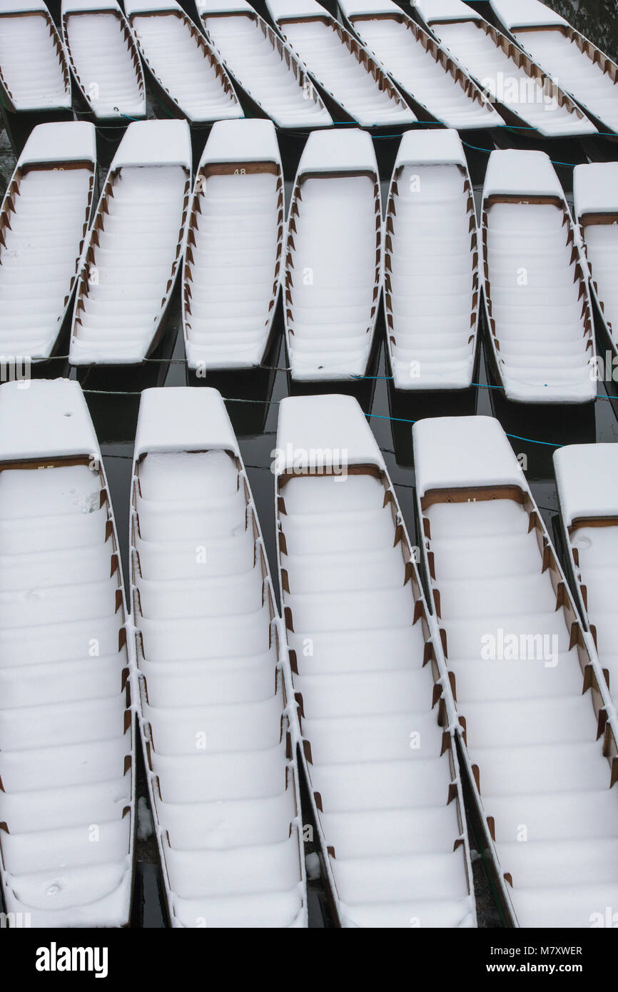 Punts covered in snow on the River Cherwell next to Magdalen bridge in ...