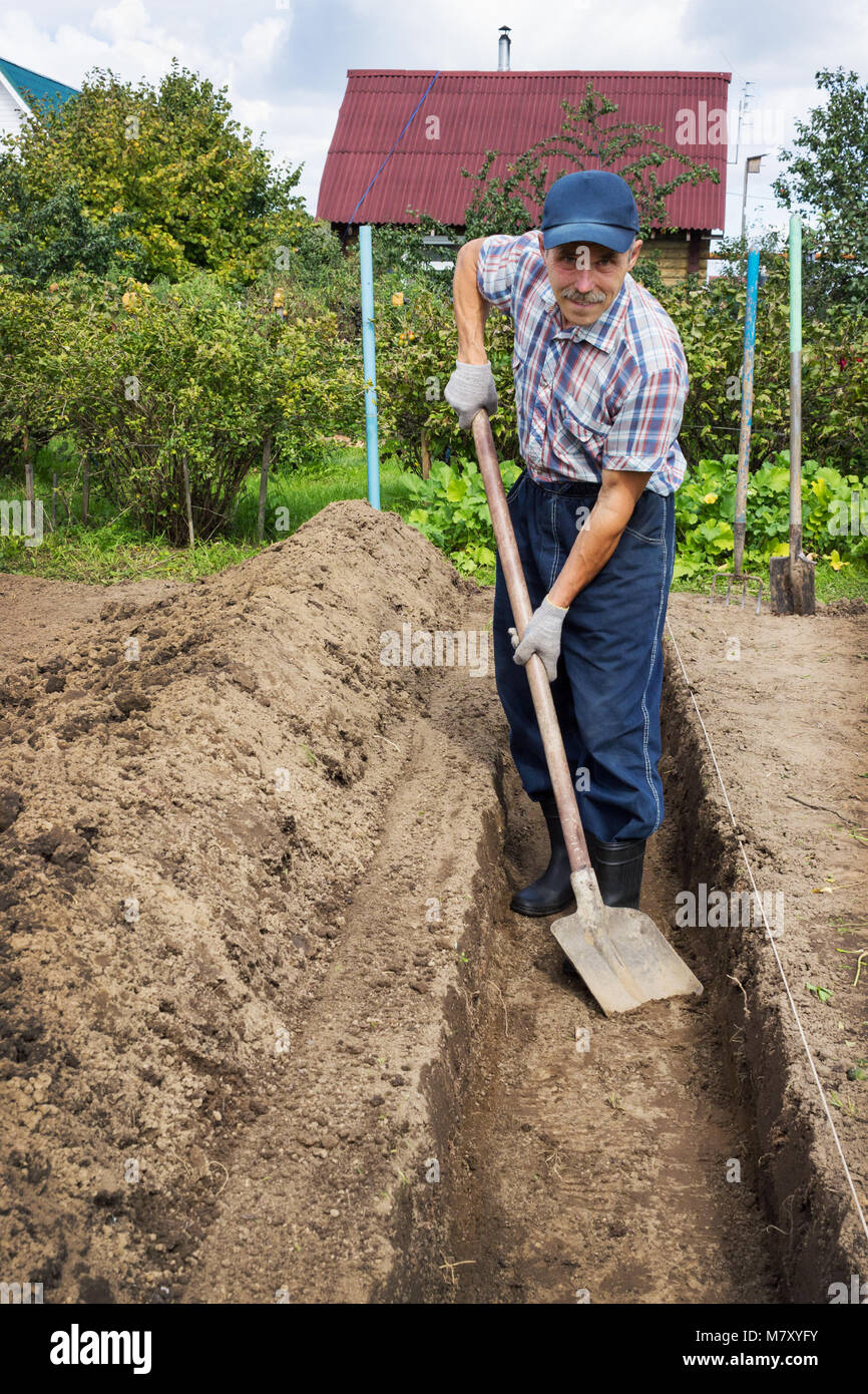 Old man digging ground hi-res stock photography and images - Alamy
