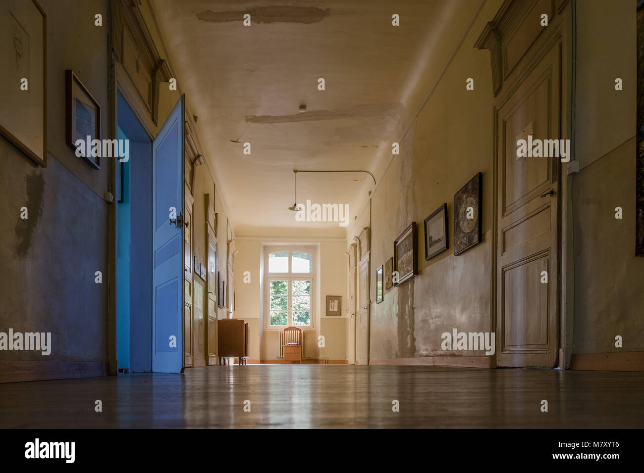 Empty hallway in house hi-res stock photography and images - Alamy