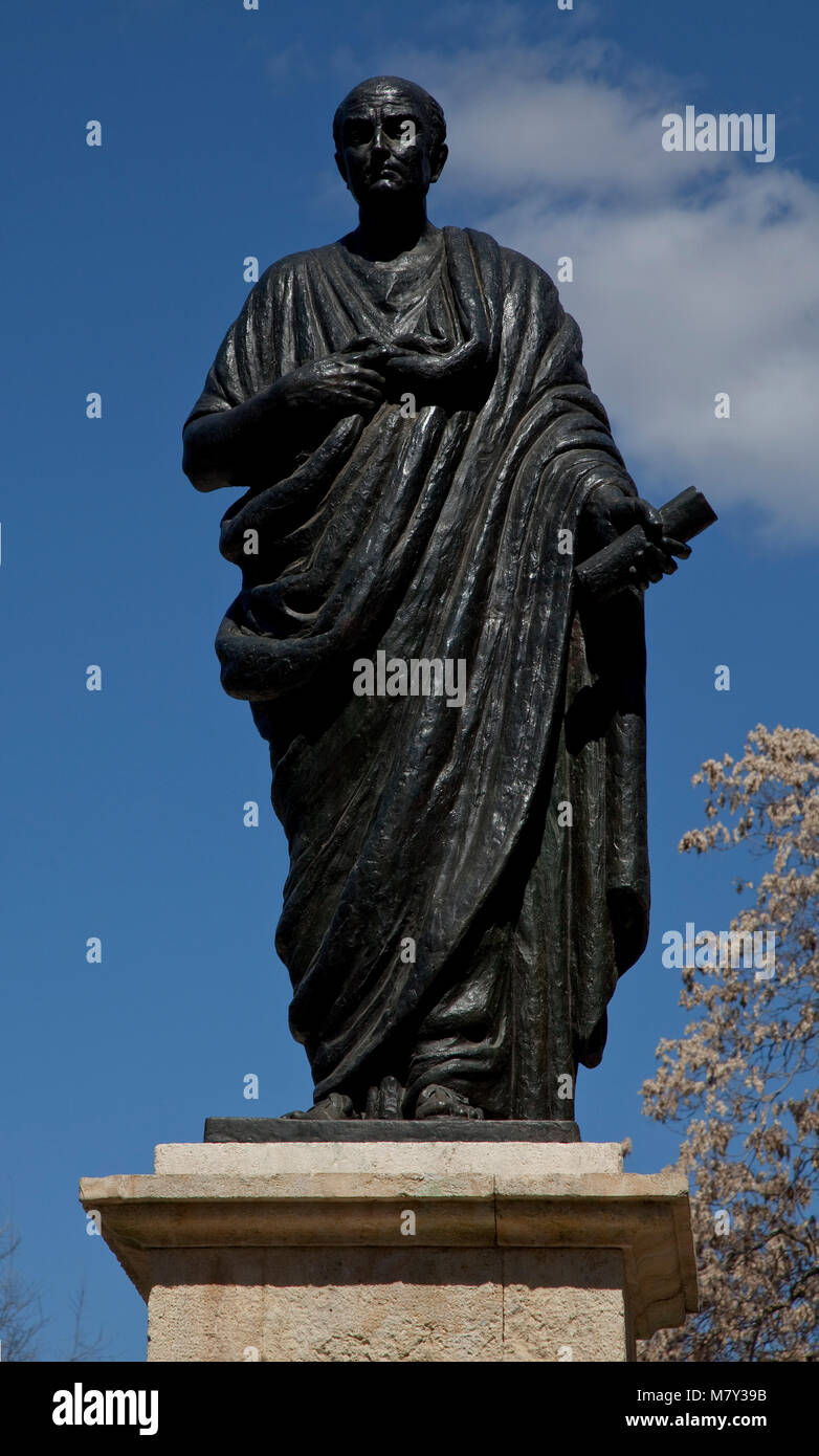 Cordoba, Lucius Annaeus Seneca-Denkmal. Bronzestatue errichtet Mitte ...