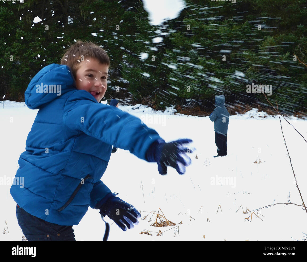 Kids throwing snowballs hi-res stock photography and images - Alamy