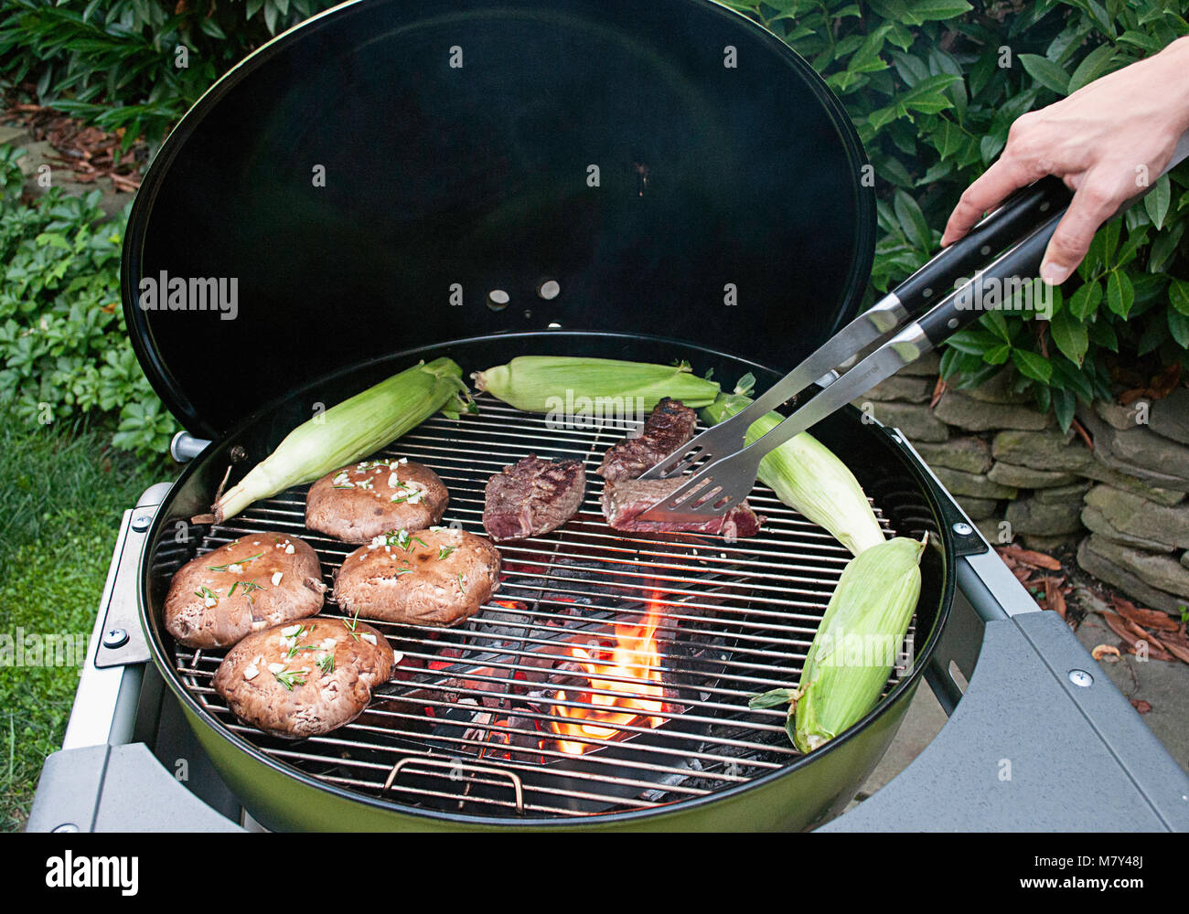 Man grilling hi-res stock photography and images - Alamy
