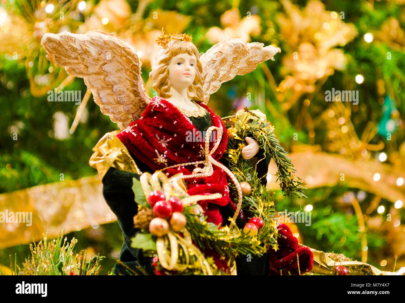 Small angel statue hi-res stock photography and images - Alamy