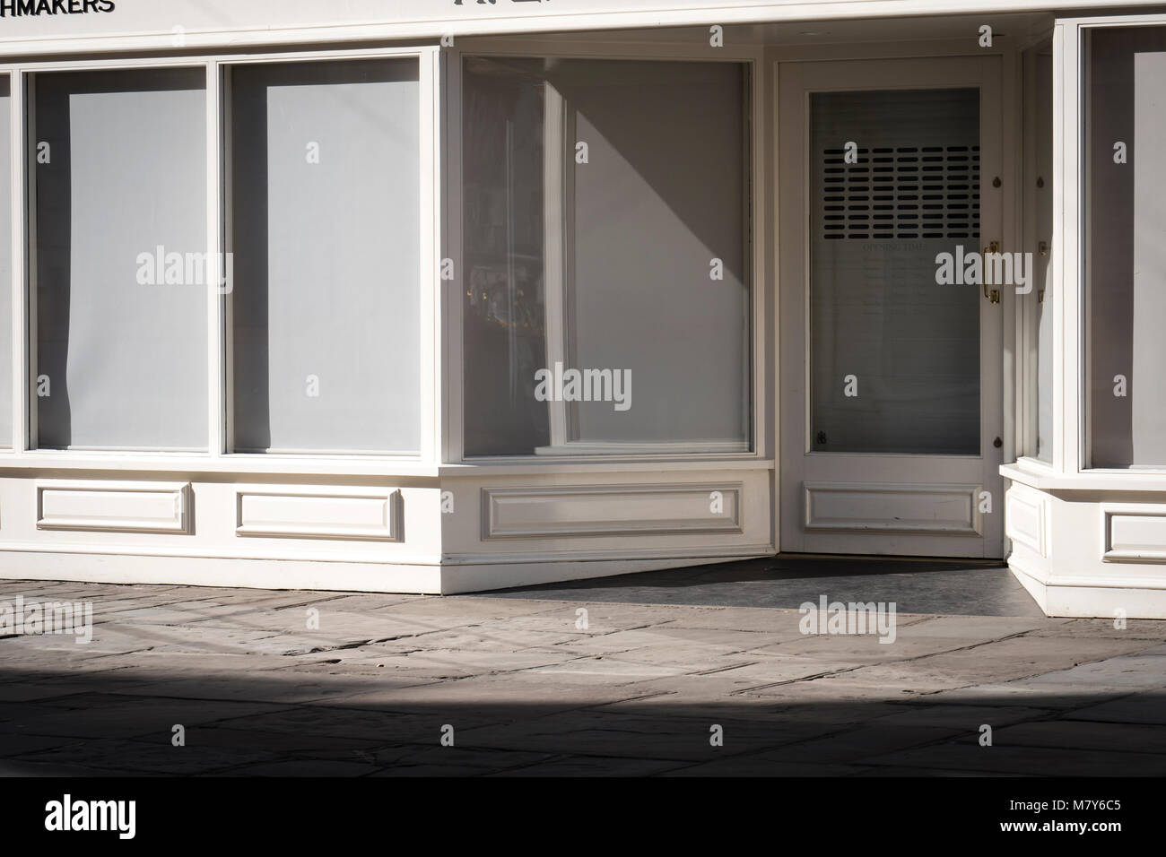 Empty shop windows hi-res stock photography and images - Alamy