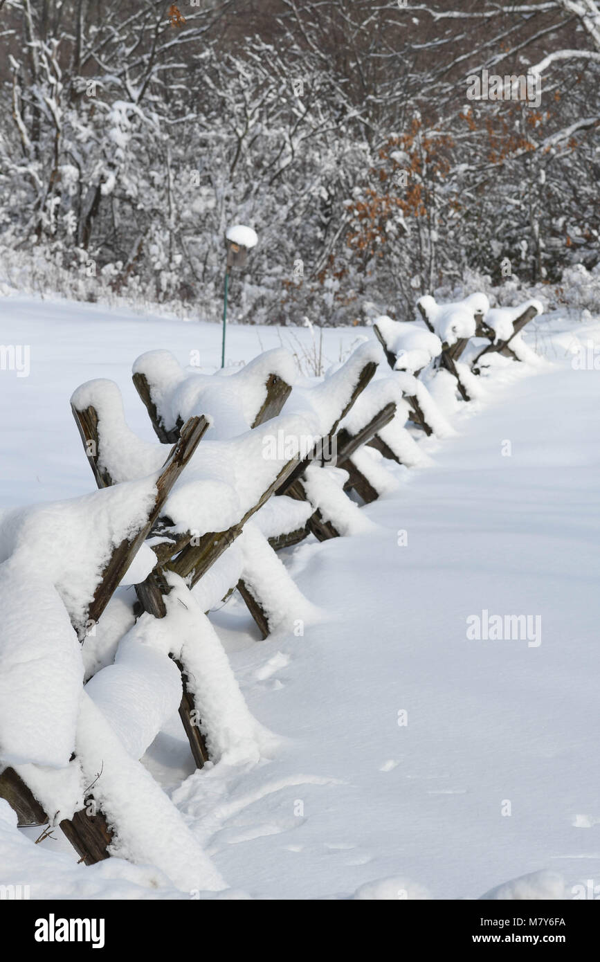 Snow covered rustic fence hi-res stock photography and images - Alamy