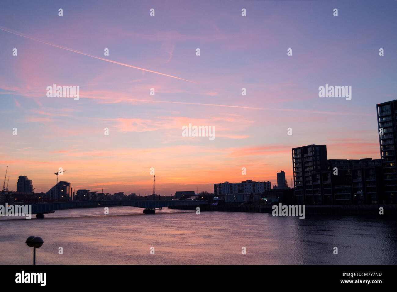 Peaceful river thames scene hi-res stock photography and images - Alamy