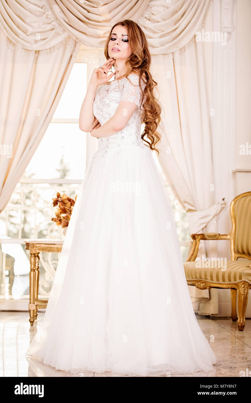 Elegant beautiful bride posing in white wedding dress Stock Photo - Alamy