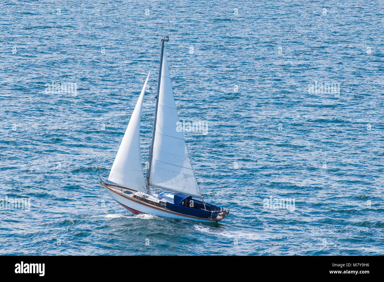 Segelboot boot segeln schiff segelschiff hi-res stock photography and ...