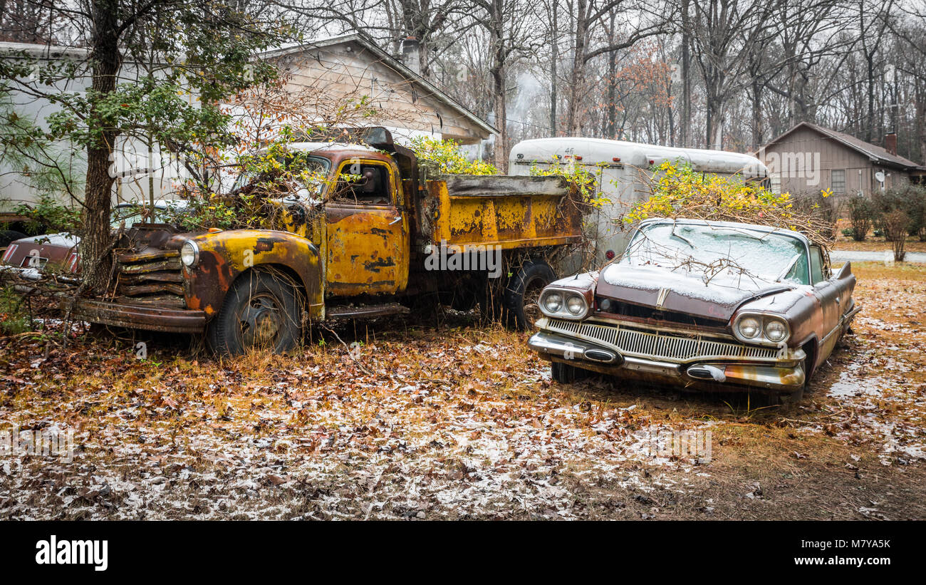 Rusted junk cars trucks hi-res stock photography and images - Alamy