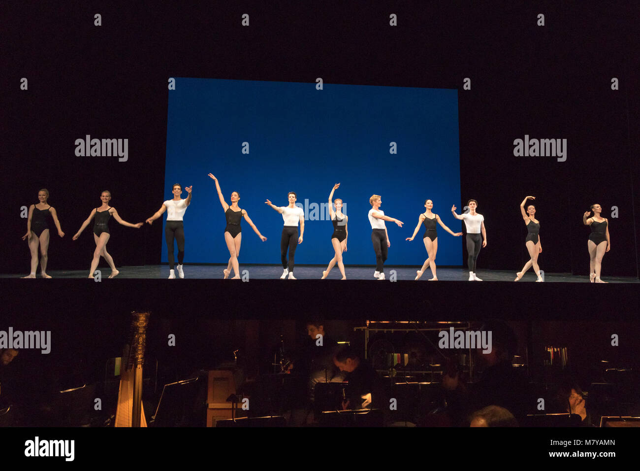 Curtain call ballet hi-res stock photography and images - Alamy