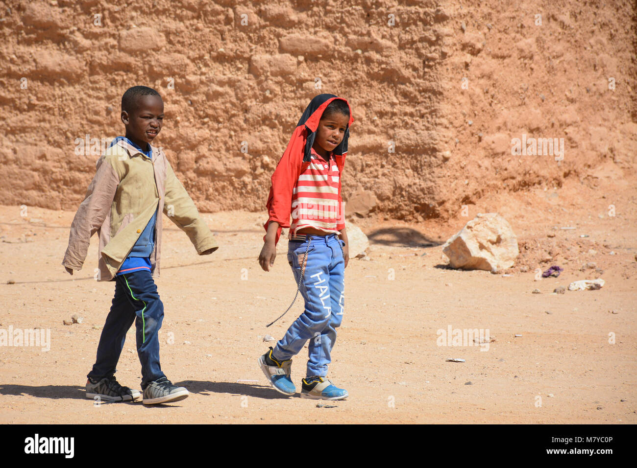 Sahara desert camp kids hi-res stock photography and images - Alamy