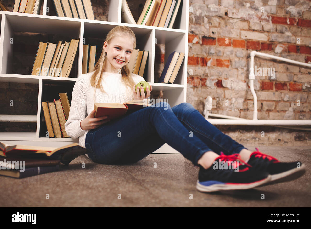 Teenage girl in a library Stock Photo - Alamy