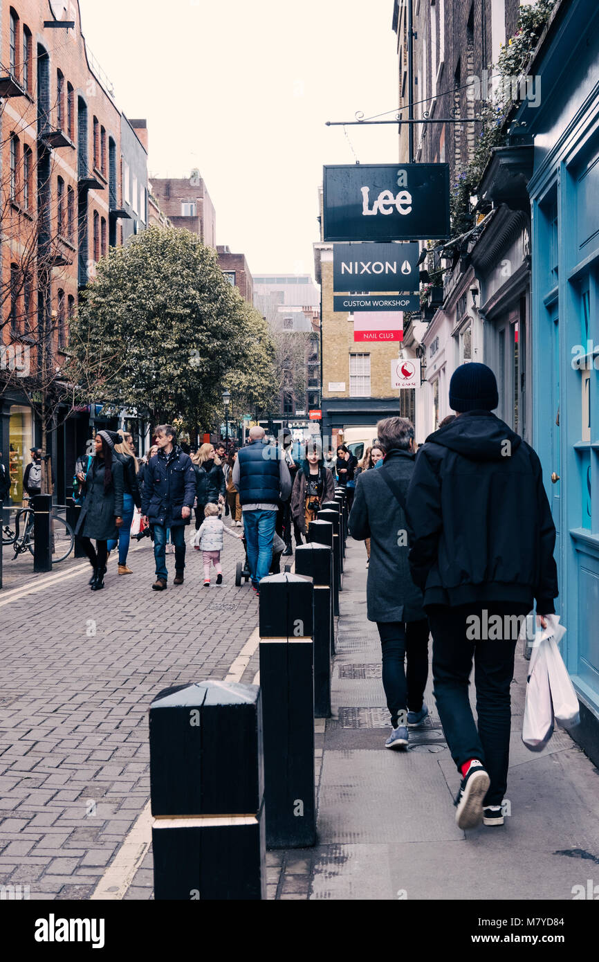 People walking on a pavement hi-res stock photography and images - Alamy