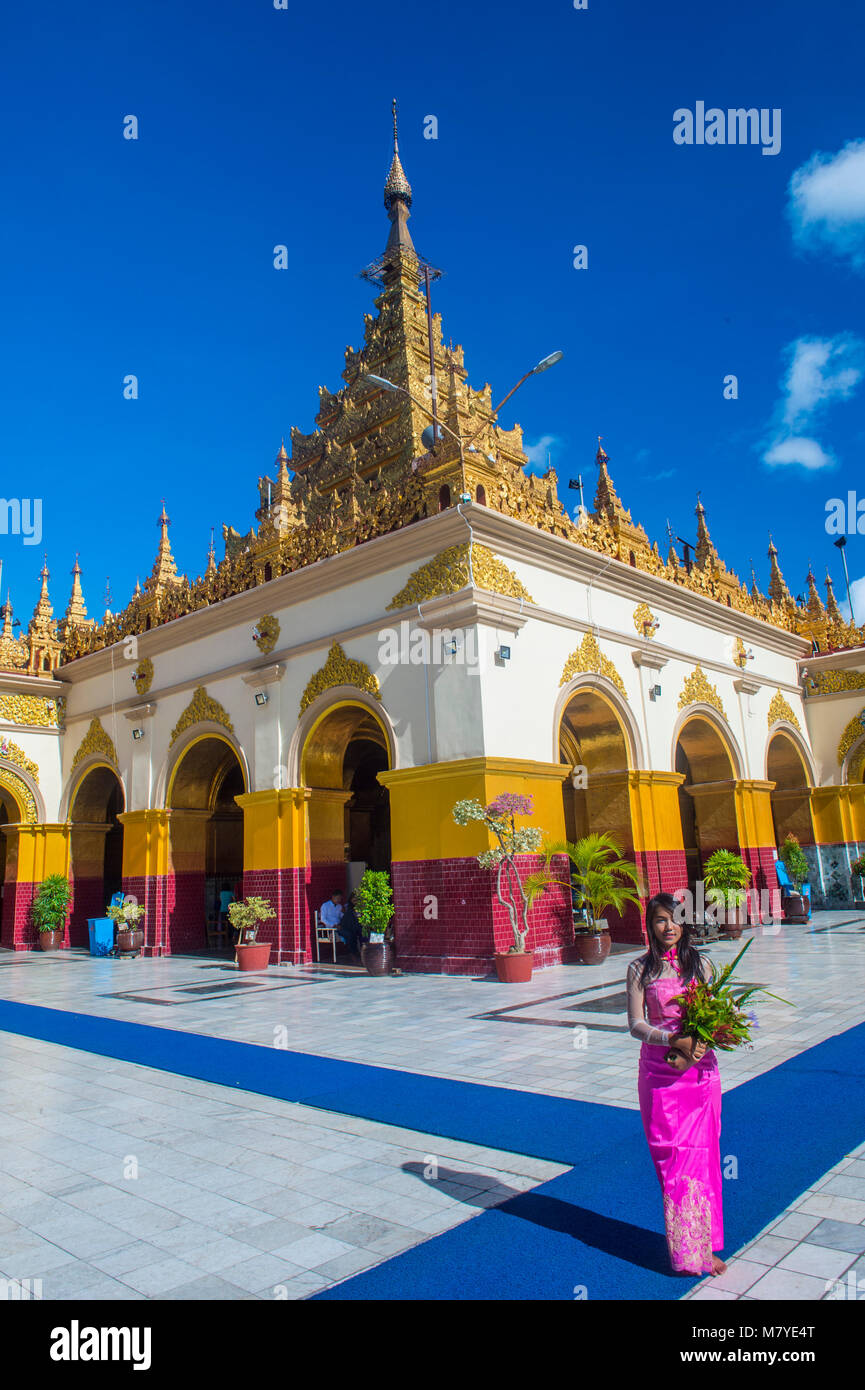 Mahamuni Pagoda in Mandalay, Myanmar Stock Photo - Alamy