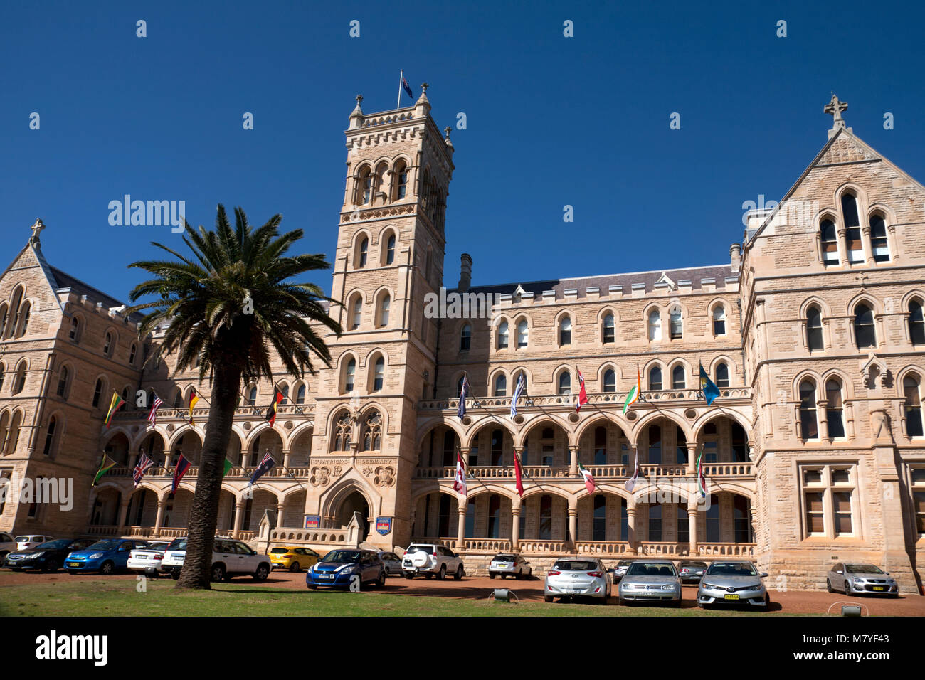 College of management hi-res stock photography and images - Alamy
