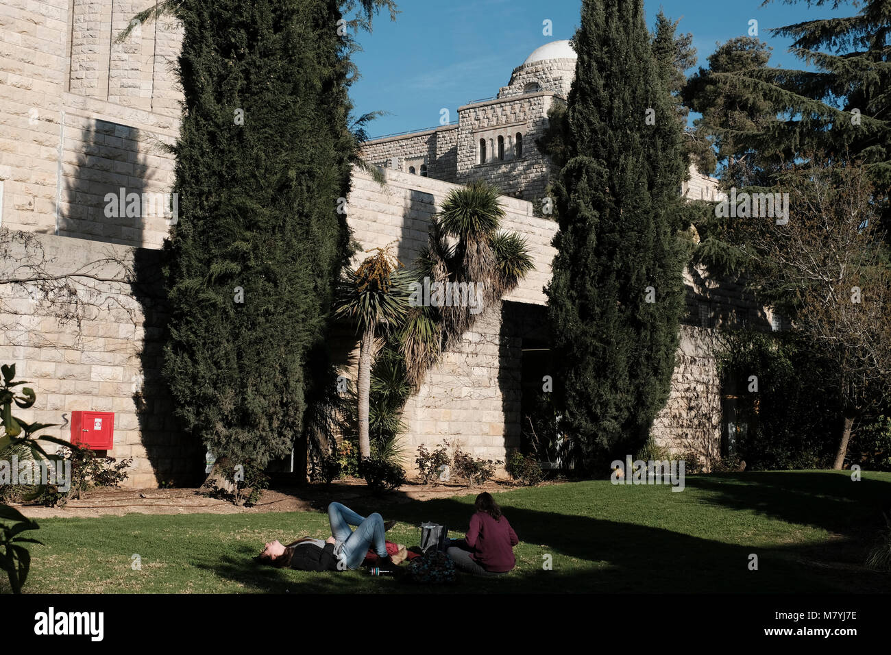 Students sitting in the campus of the Hebrew University of Jerusalem ...