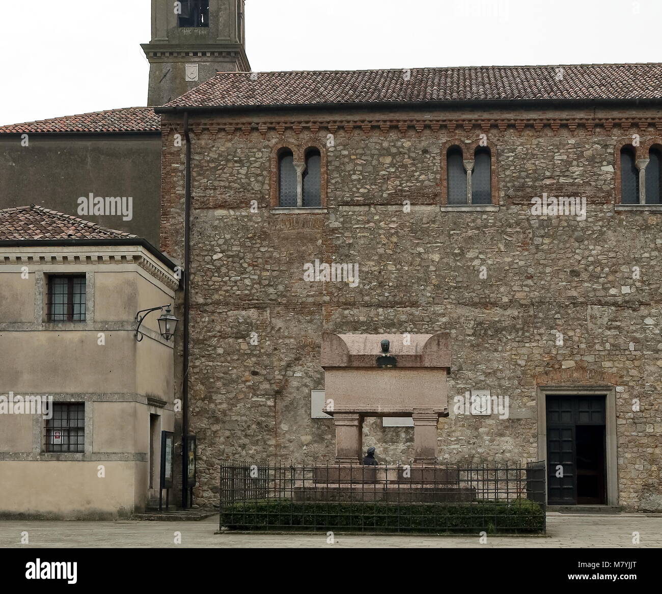 Tomb of petrarca hi-res stock photography and images - Alamy