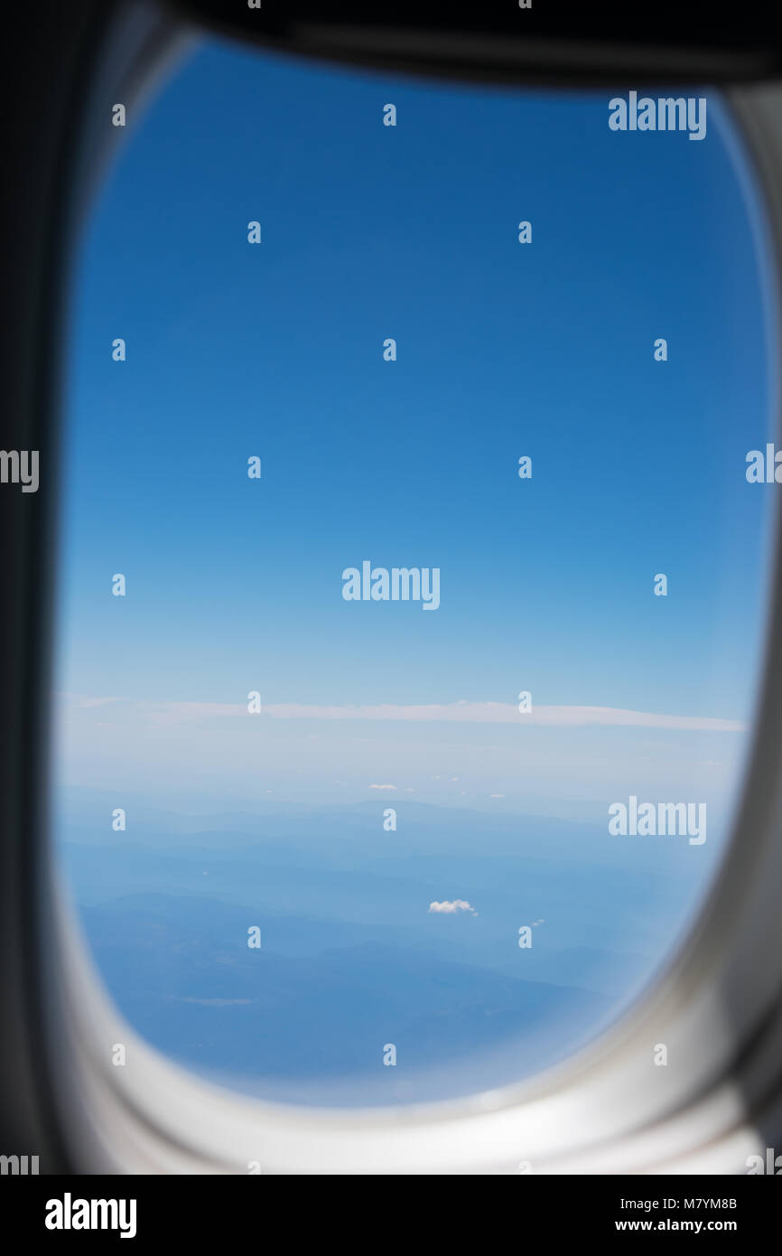 Looking out plane window hi-res stock photography and images - Alamy