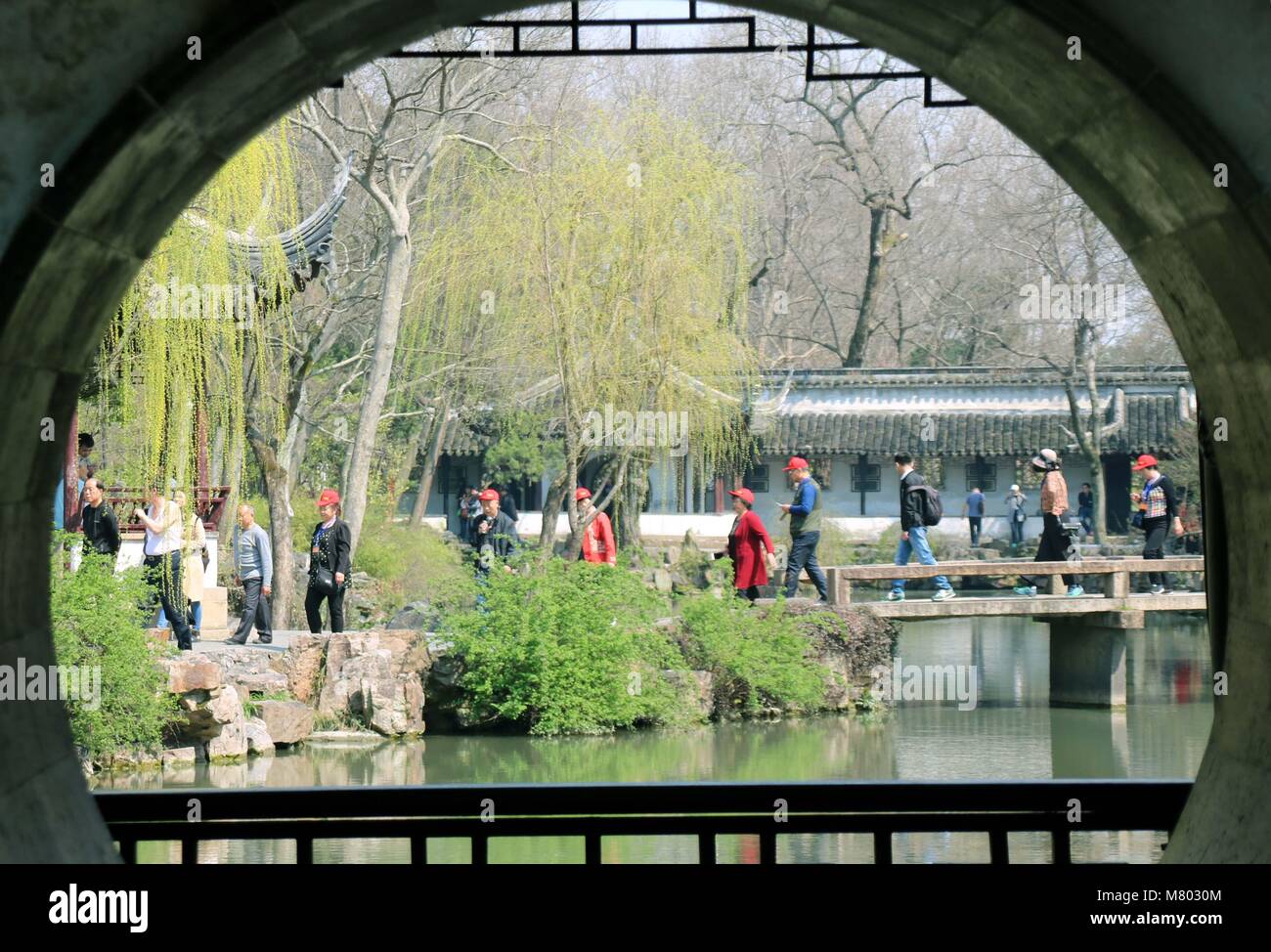 (180314) -- SUZHOU, March 14, 2018 (Xinhua) -- Tourists enjoy early ...