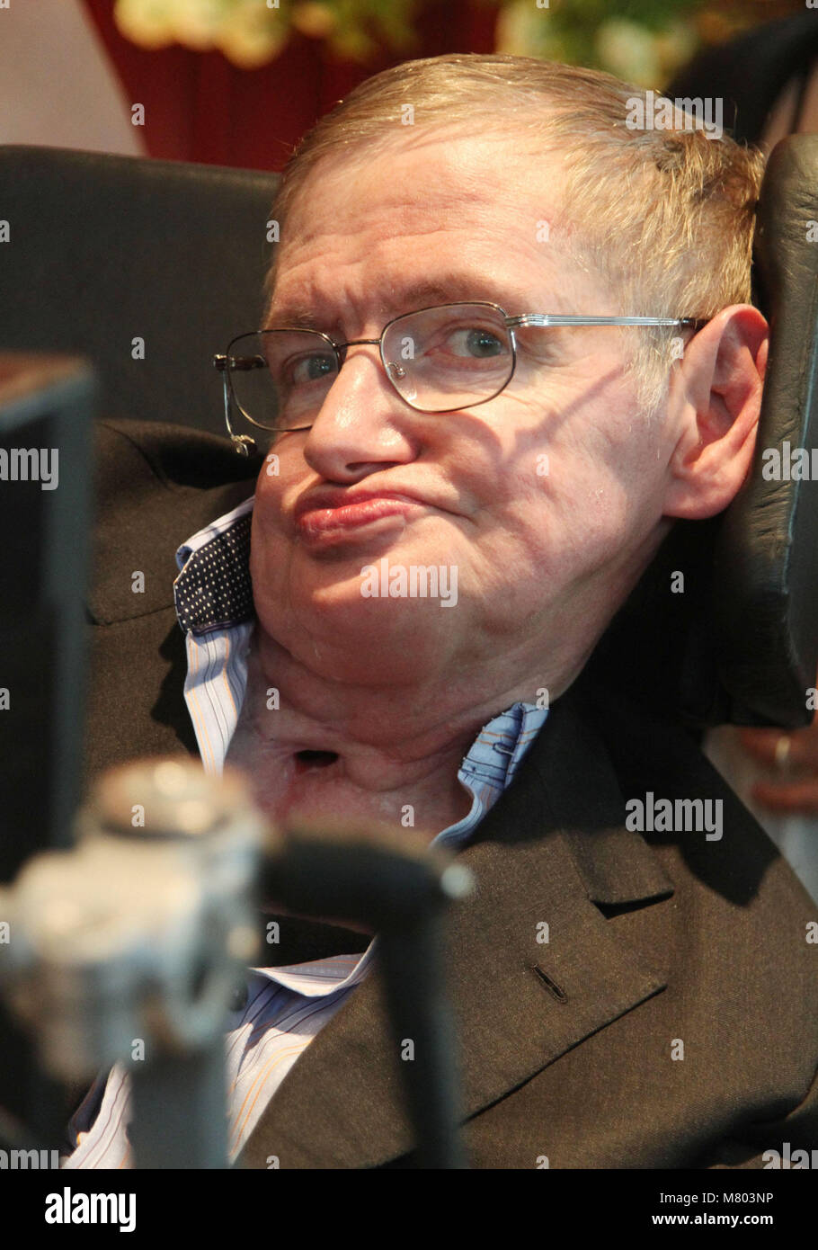 File. 13th Mar, 2018. STEPHEN HAWKING has died due to amyotrophic ...