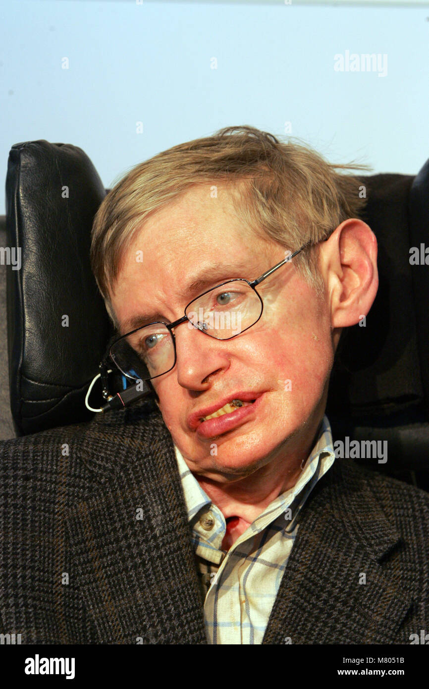 Frankfurt, Germany. 19th Oct, 2005. (dpa) - British physiscist and ...