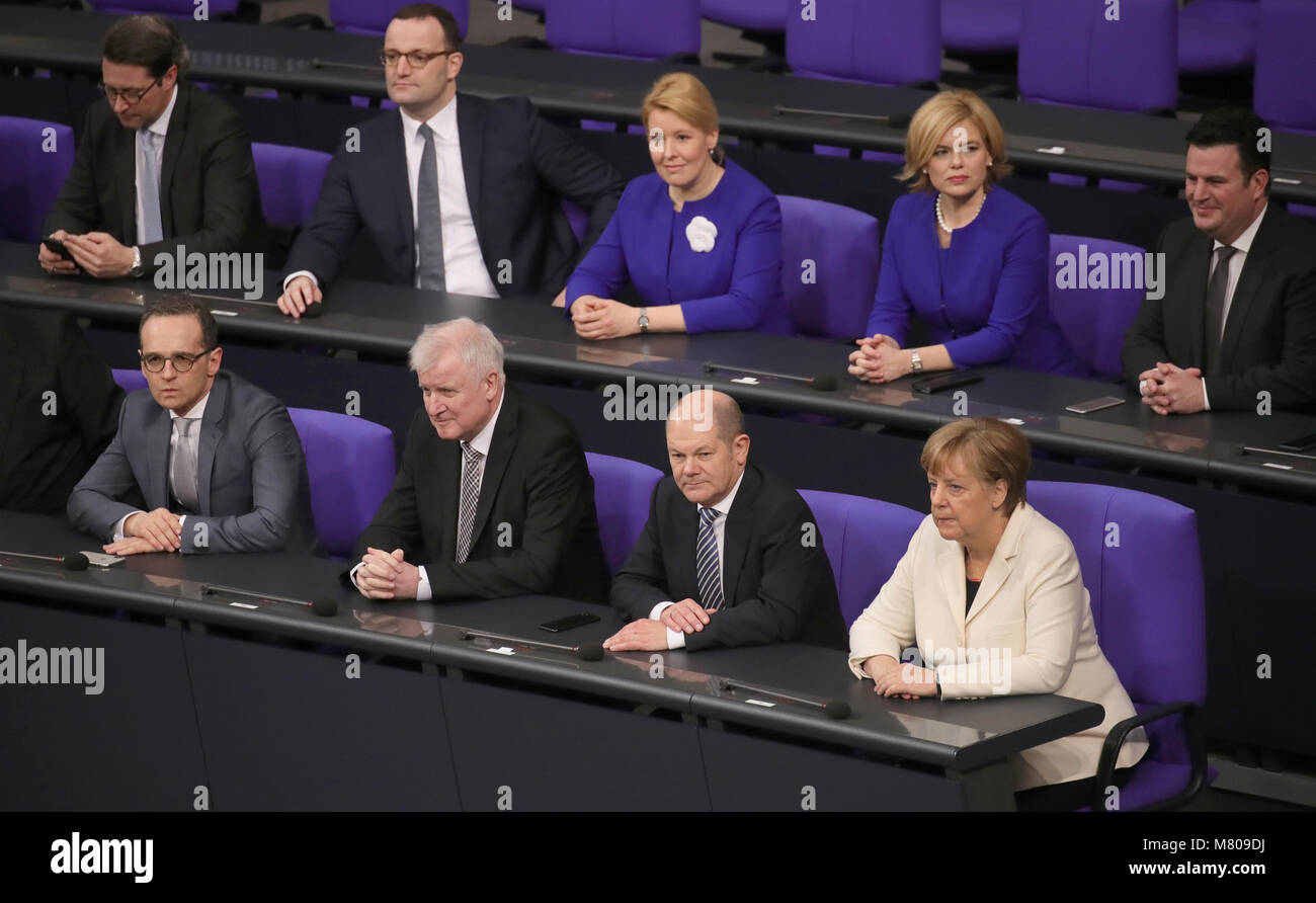 Government front and back bench hi-res stock photography and images - Alamy