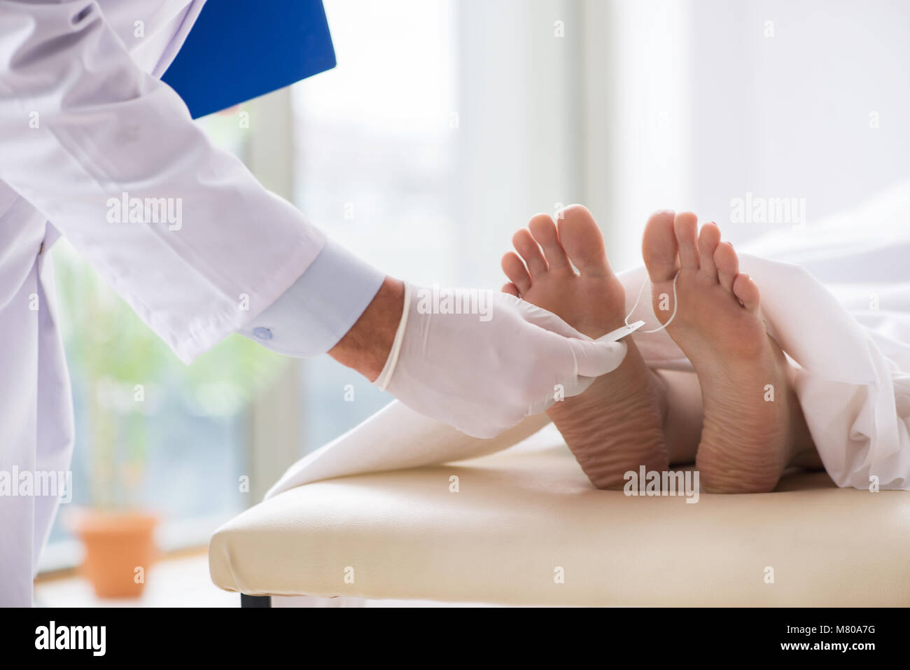 Police coroner examining dead body corpse in morgue Stock Photo - Alamy