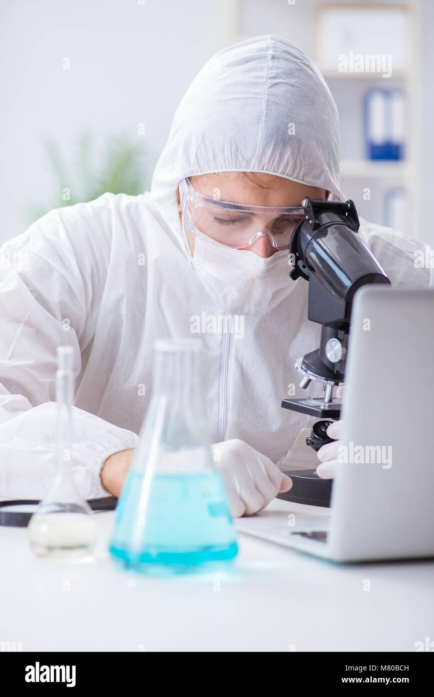 Two scientists working in the chemical lab Stock Photo - Alamy