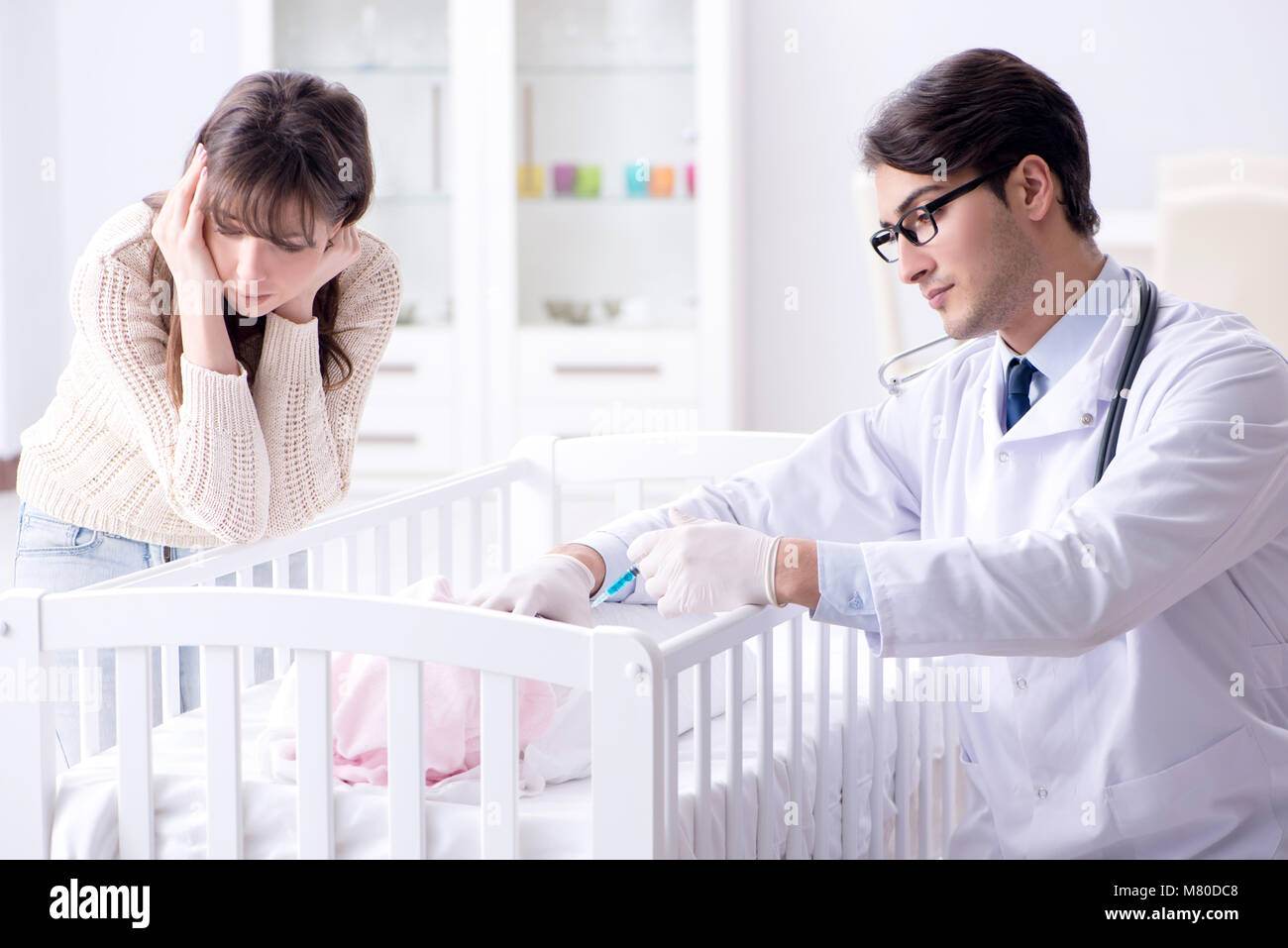 Doctor explaining to young mother Stock Photo - Alamy