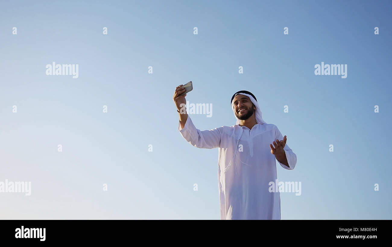 Portrait of Arabian sheikh man with gadget that communicates in Stock ...