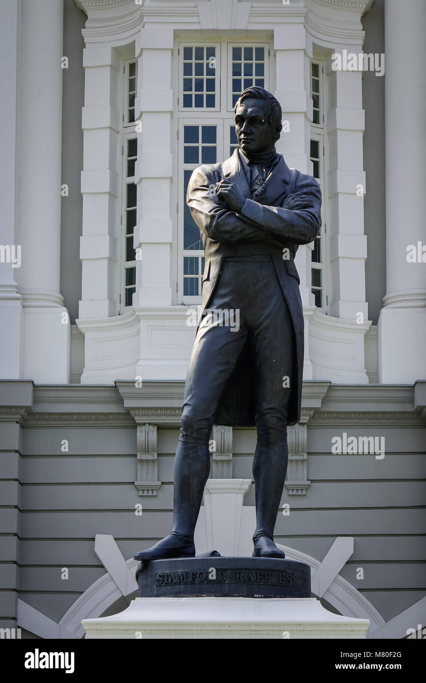 Statue of Sir Stamford Raffles in front of Old Town Hall, Singapore Stock Photo - Alamy