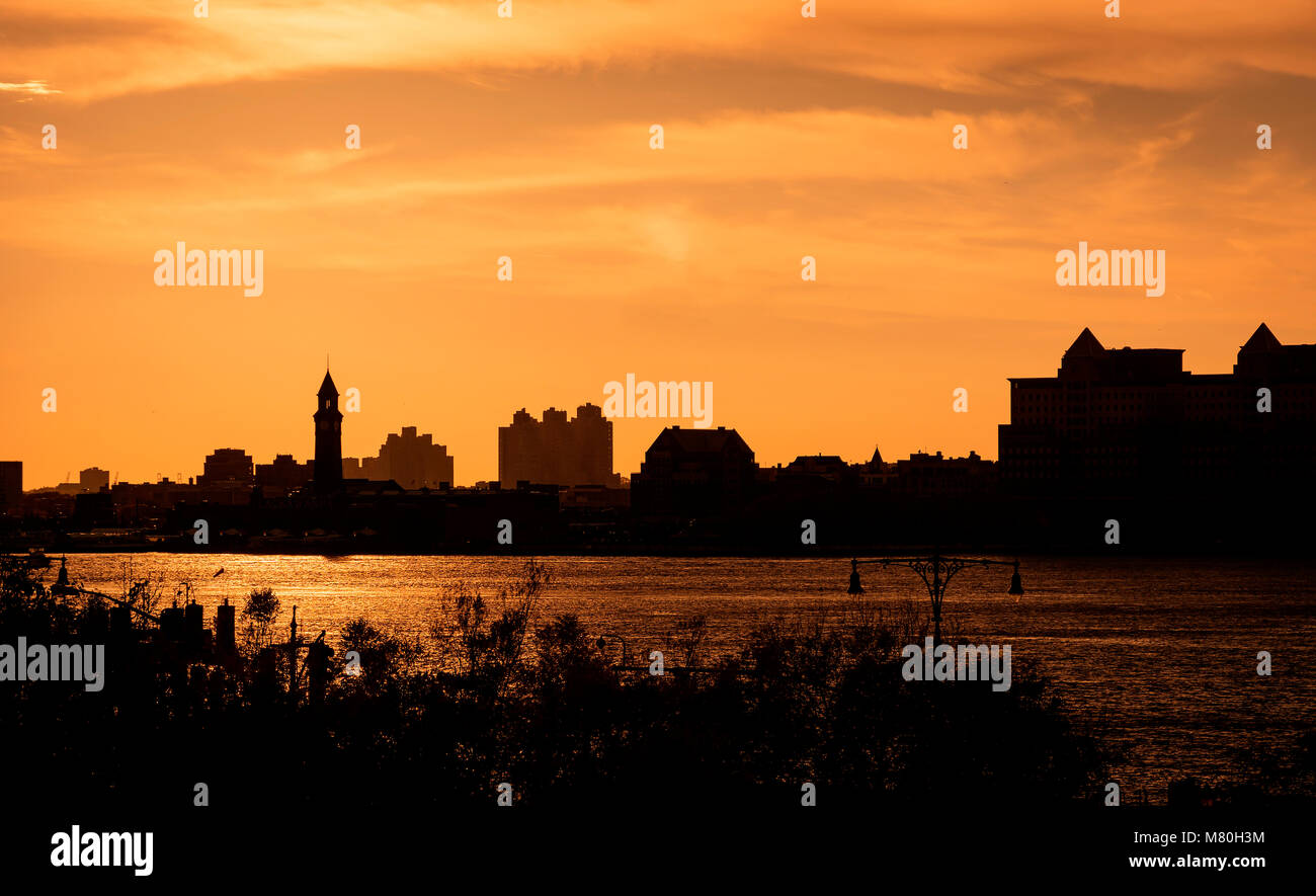 Urban warm sunset with the silhouette of a city skyline Stock Photo - Alamy