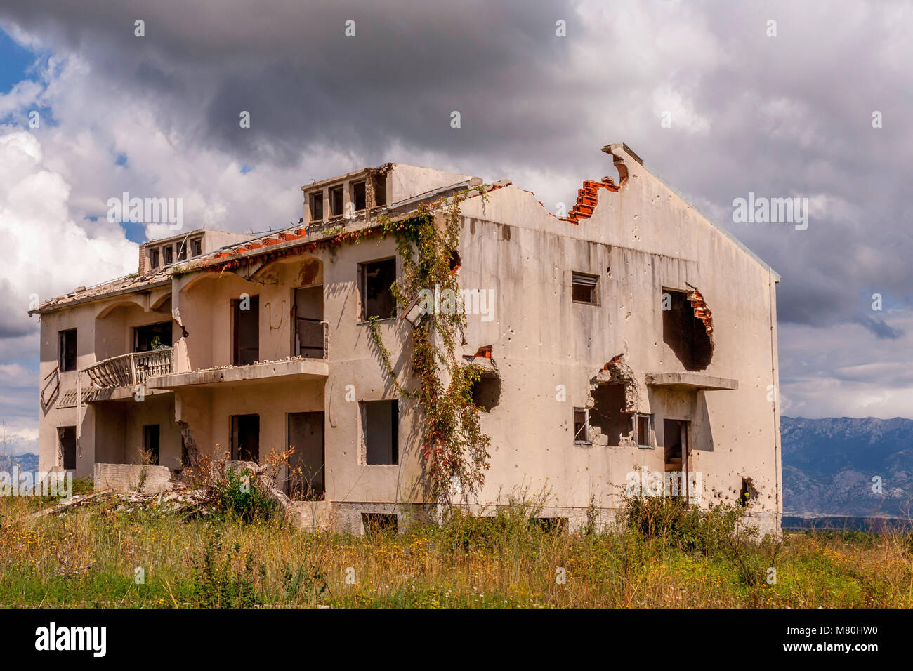 Bombed building hi-res stock photography and images - Alamy