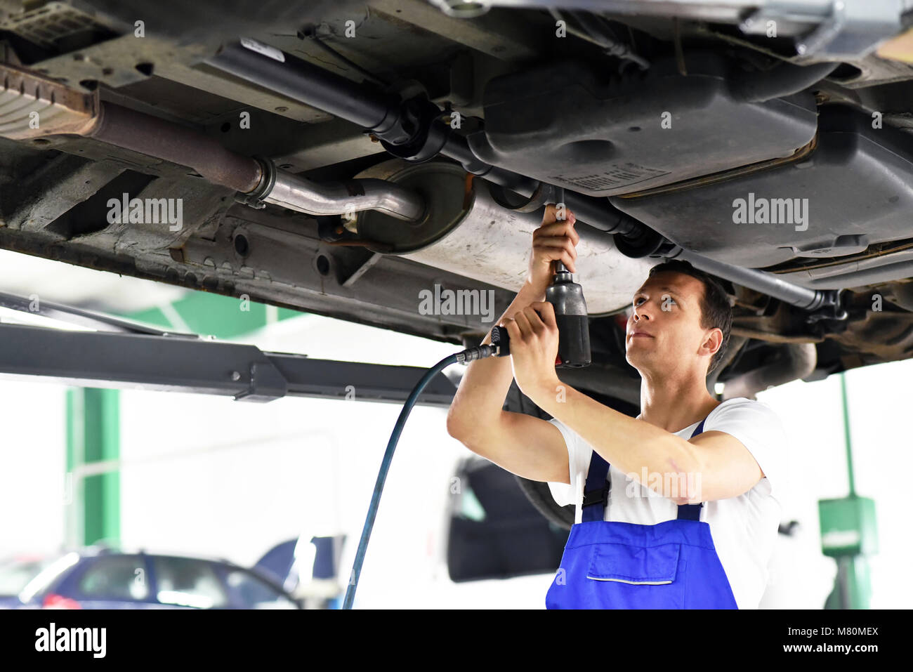 car mechanic in a workshop repairing a vehicle Stock Photo - Alamy