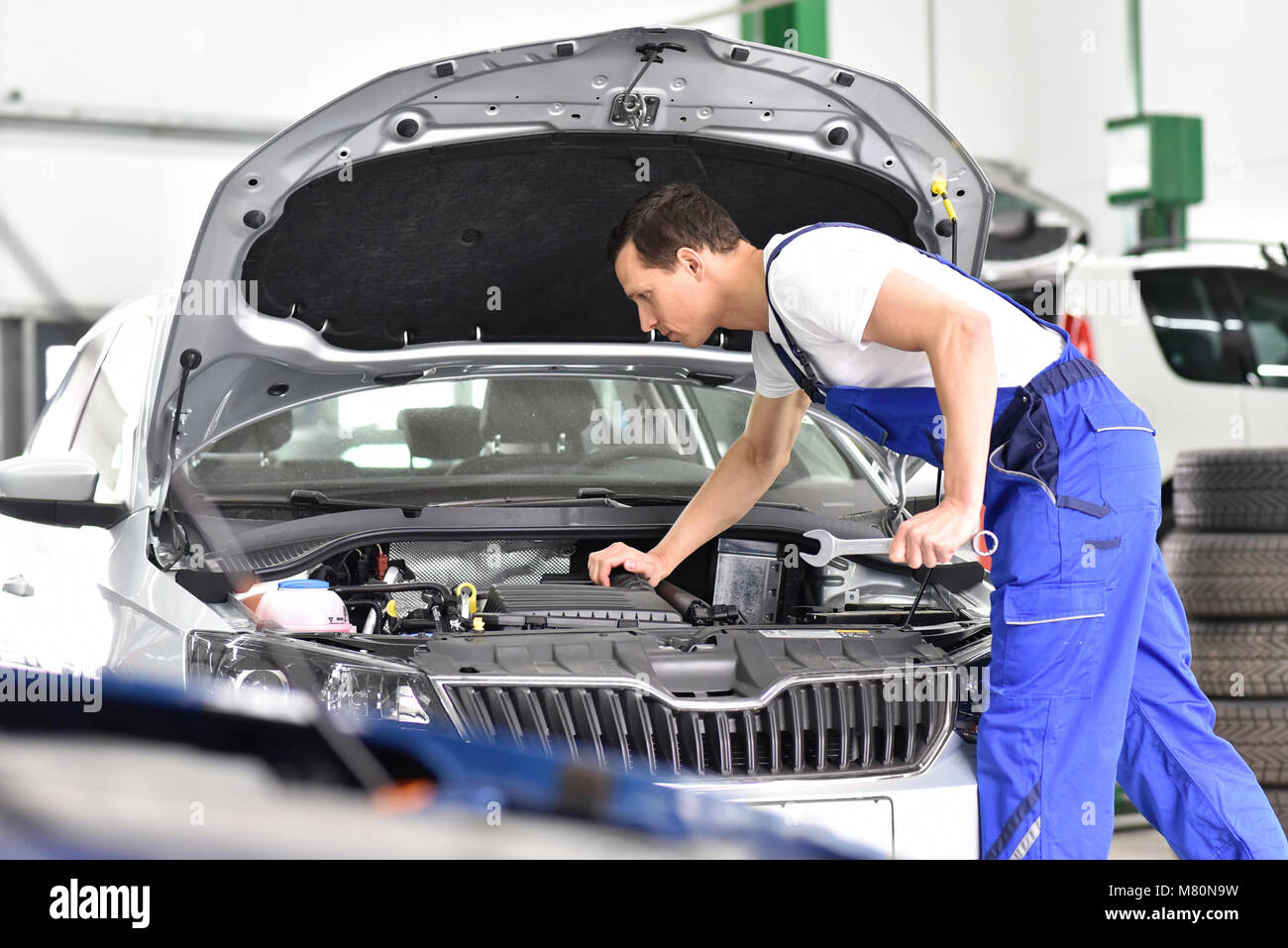 car mechanic in a workshop repairing a vehicle Stock Photo - Alamy