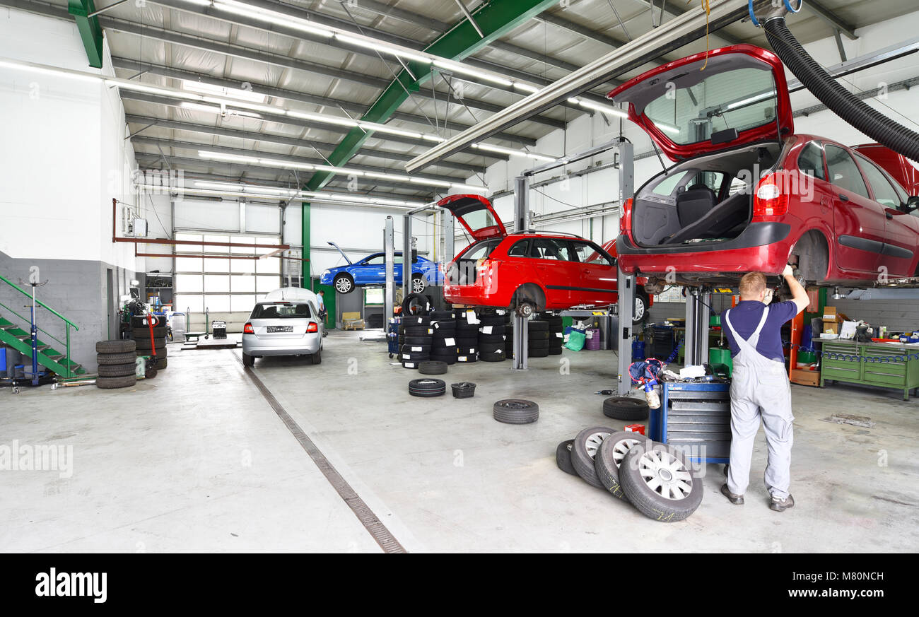 Changing the platform hi-res stock photography and images - Alamy