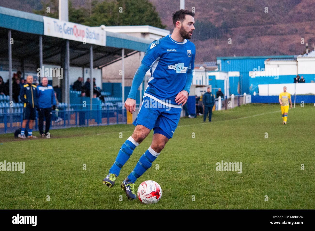 Jonathan Hood looks for a pass against Cwmbran Celtic Stock Photo - Alamy