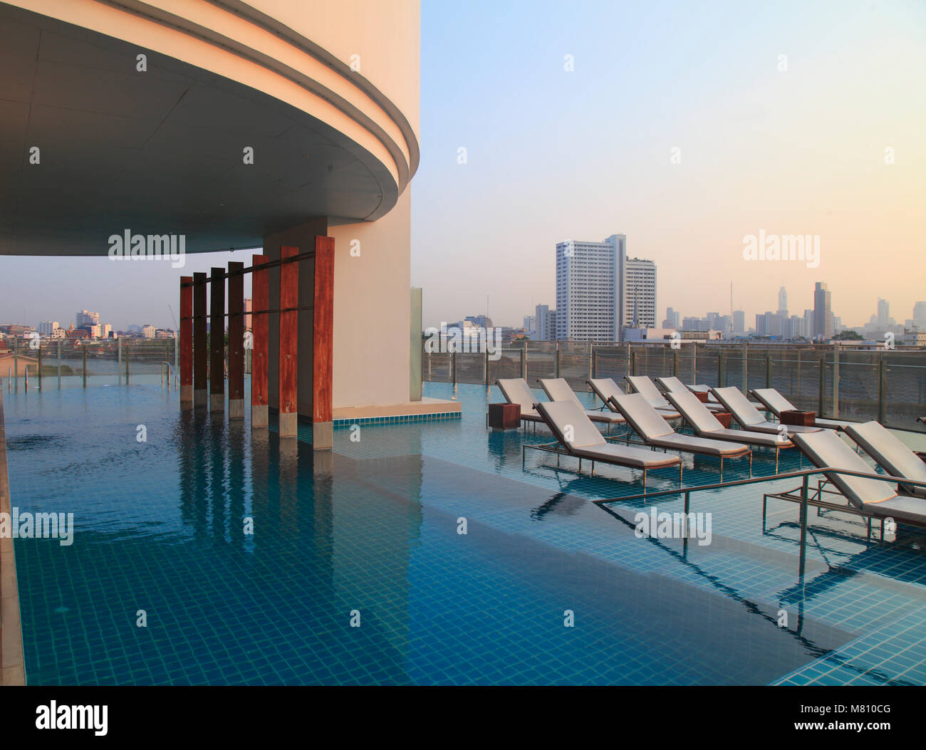 Thailand; Bangkok; Millennium Hilton Hotel, pool Stock Photo - Alamy